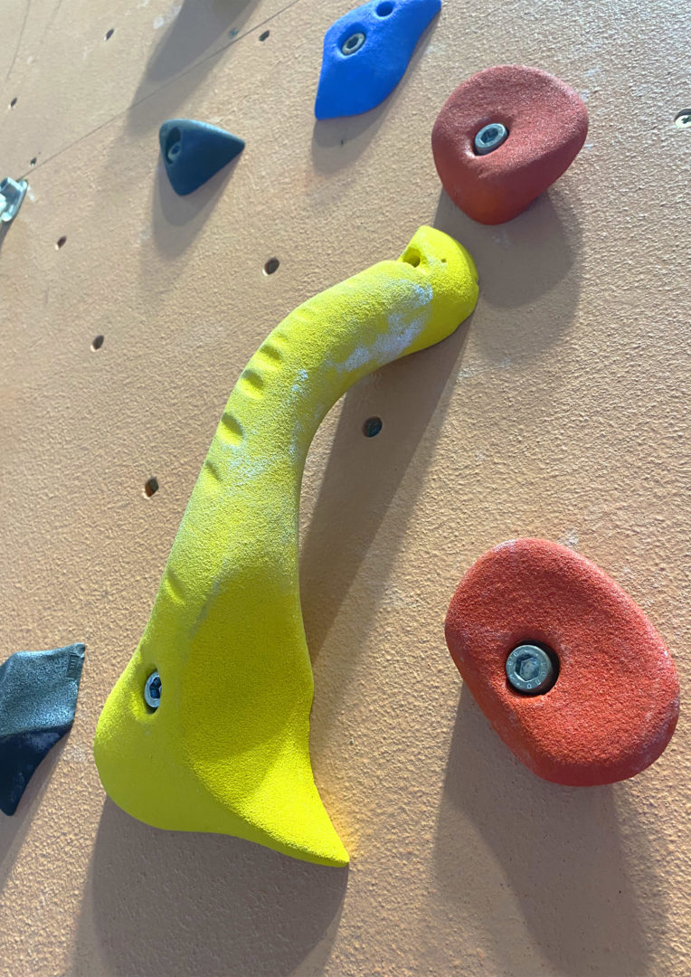 Les différents types de prises en salle d'escalade | Roc et Résine - La ...